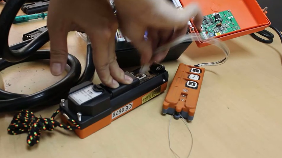 Cách thay thế tay bấm điều khiển từ xa Saga1-L10 cho cầu trục